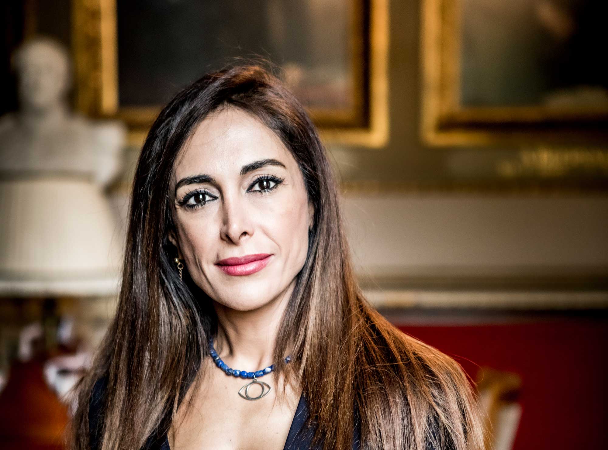 Darya Safai s’indigne de l’autorisation des symboles religieux au sein ...